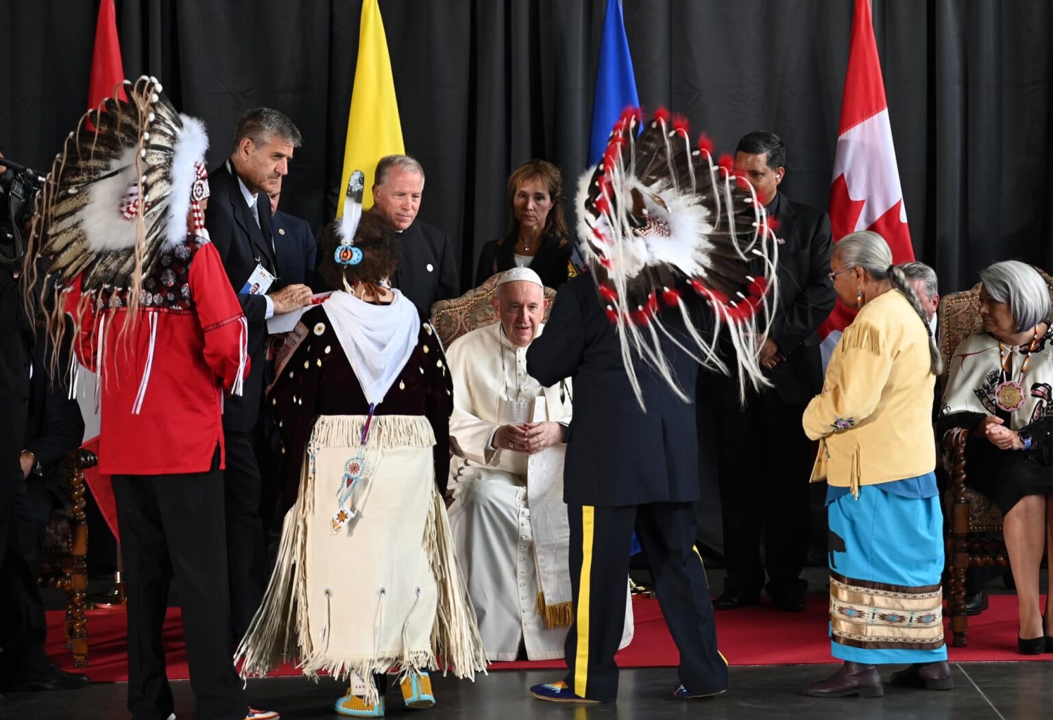 Le pape présente ses excuses aux communautés autochtones du Canada pour ...