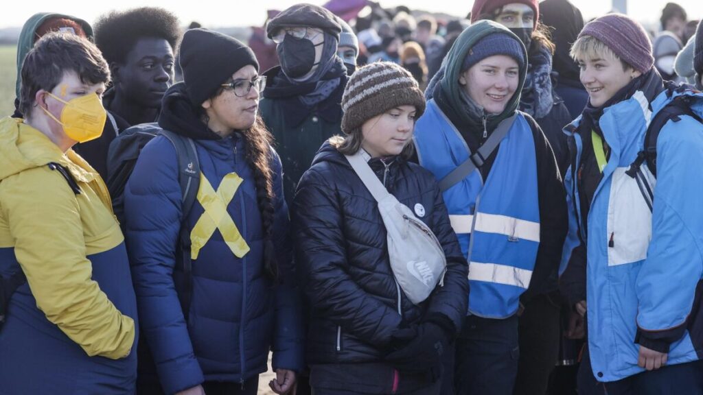 La militante pour le climat Greta Thunberg arrêtée lors d'une ...