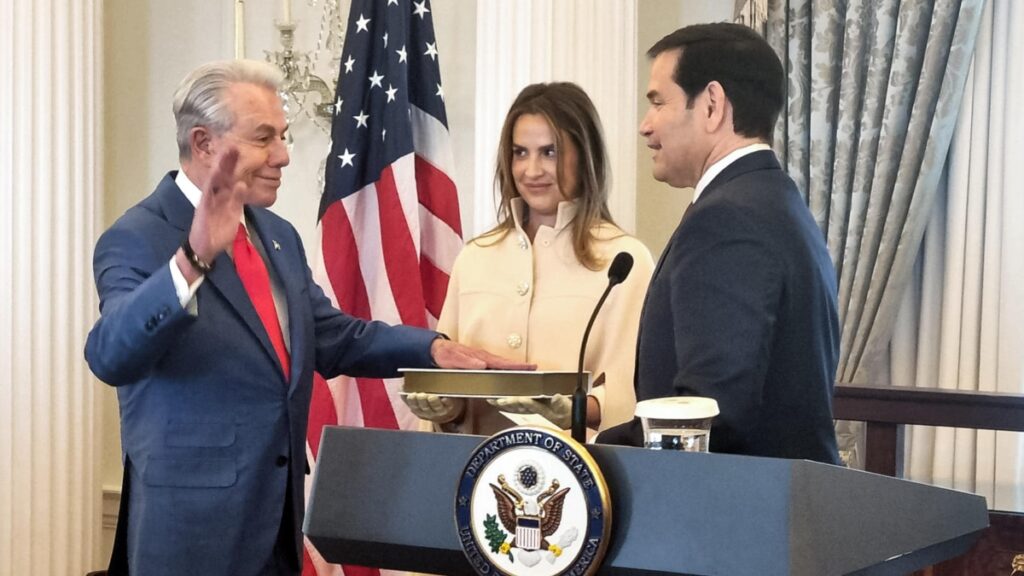 Benjamín León laisse Cuba avec 5 dollars à l'ambassadeur de Trump ...