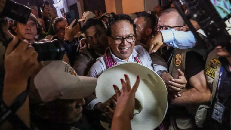 Le gauchiste Roberto Sánchez mène Keiko Fujimori au Pérou - Actualité ...
